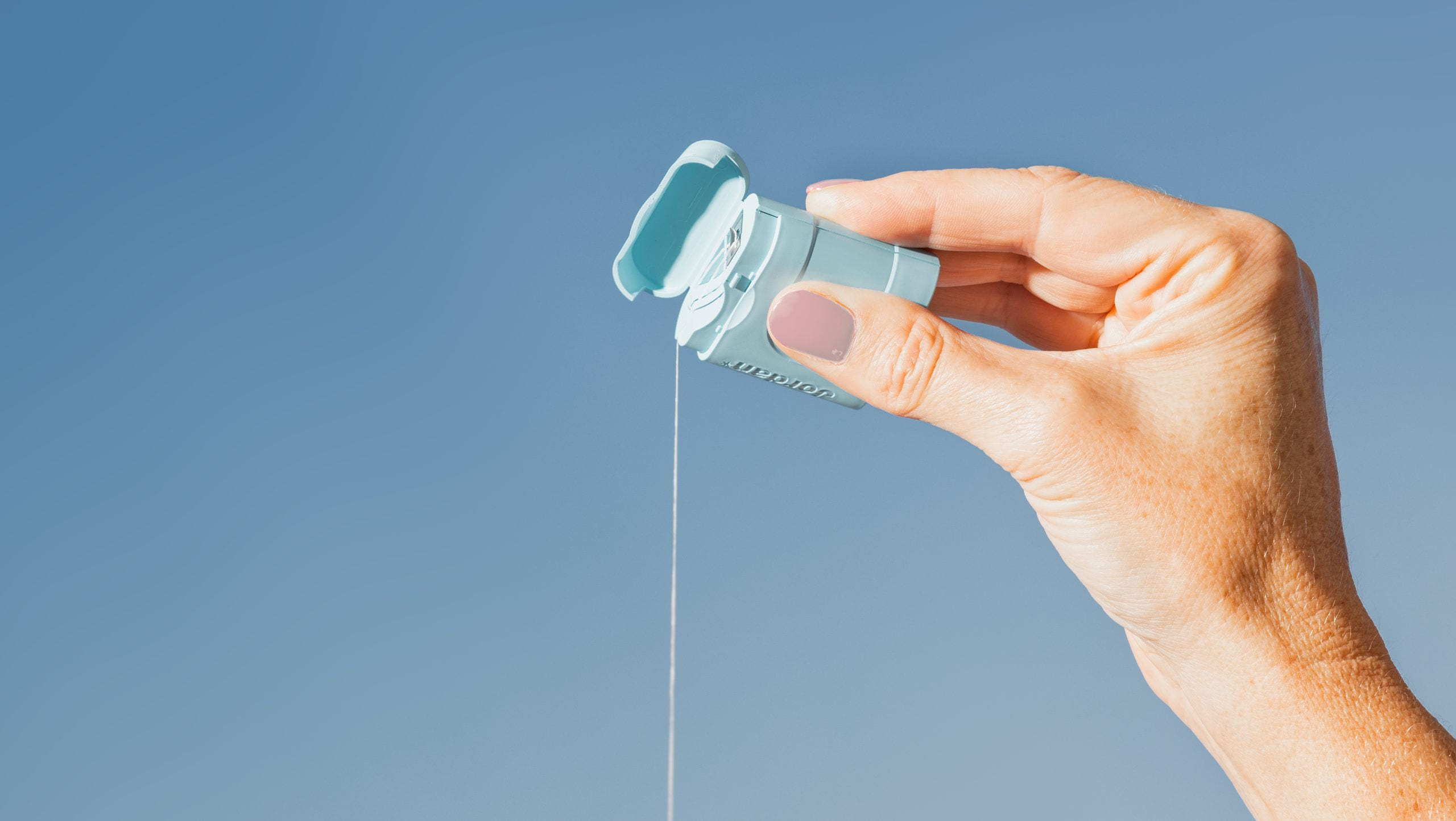 Hvorfor skal du bruke tanntråd? - Colosseum Tannlege